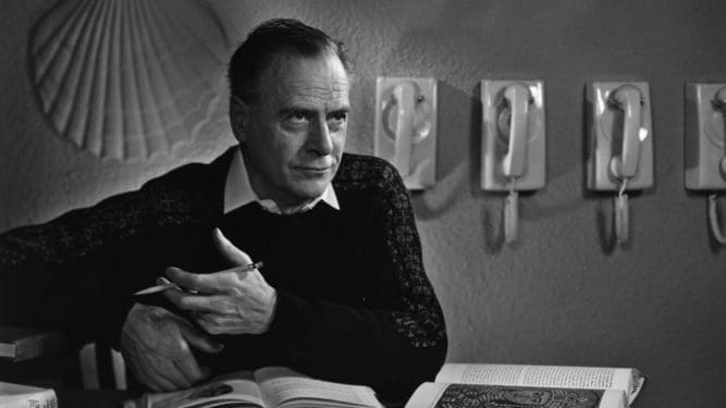 Marshall McLuhan: Saiba tudo sobre o Visionário da Aldeia Global